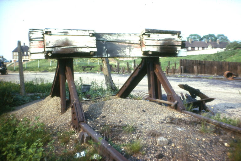 mhs-wjr-29-06 St Helier Station coal wharf – dumb buffers 05-63 ...
